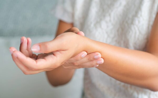 Les douleurs de la main et du poignet - Les maux se soignent ! - Orliman